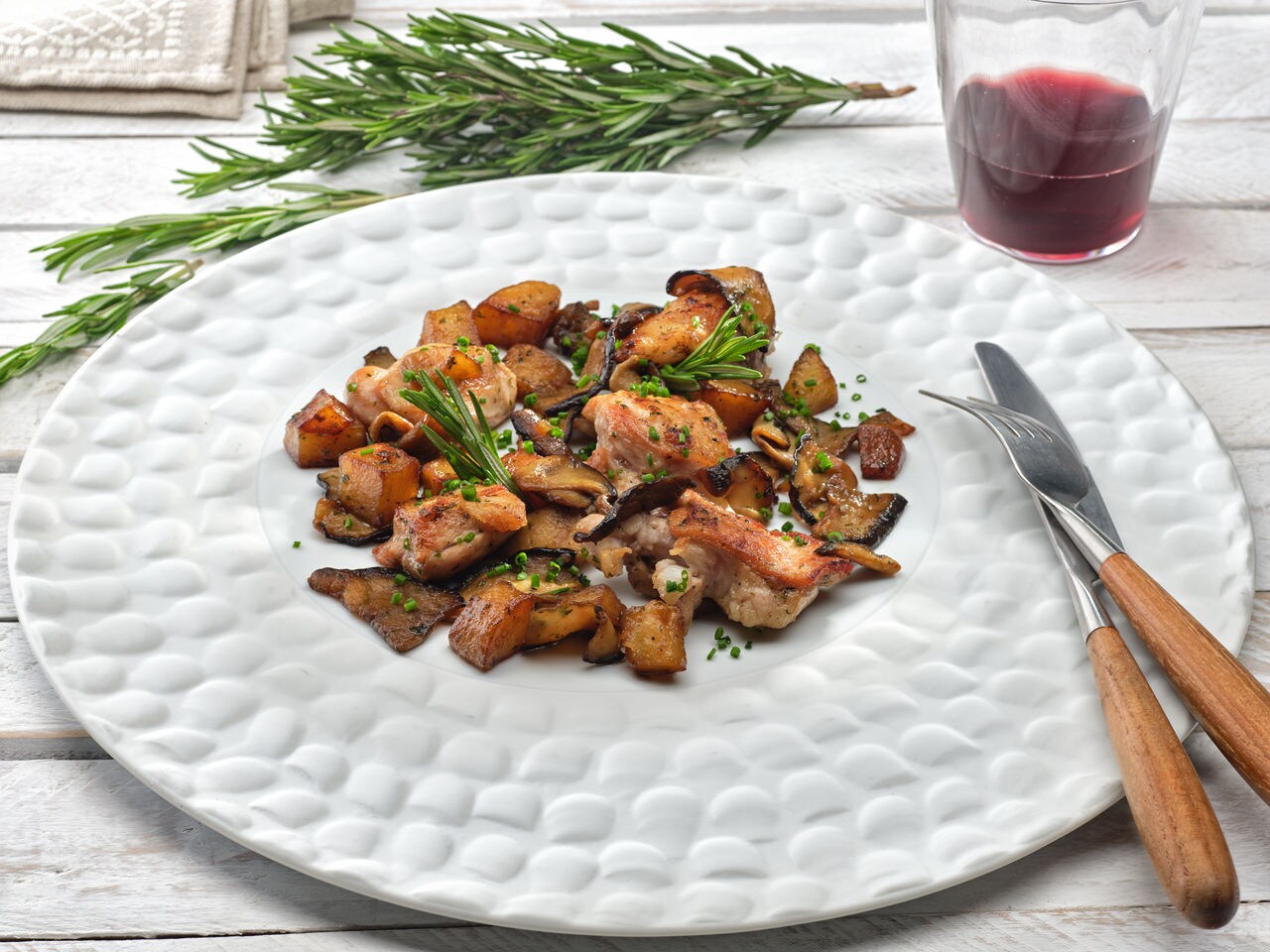 Paletilla de cordero rustida con patatas y hongos | Eat Like A Pro con ...